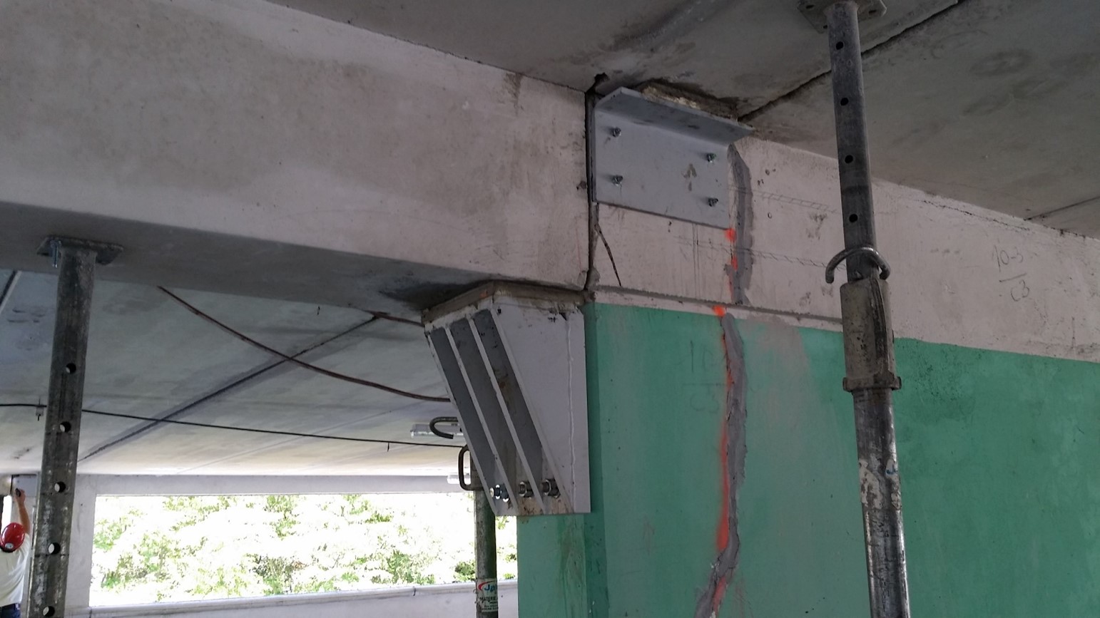 Renforcement par profilés métalliques pour structures béton